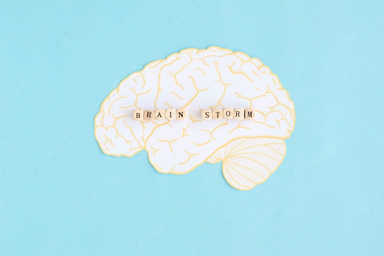 Brain storm blocks over the white brain against blue background Free Photo